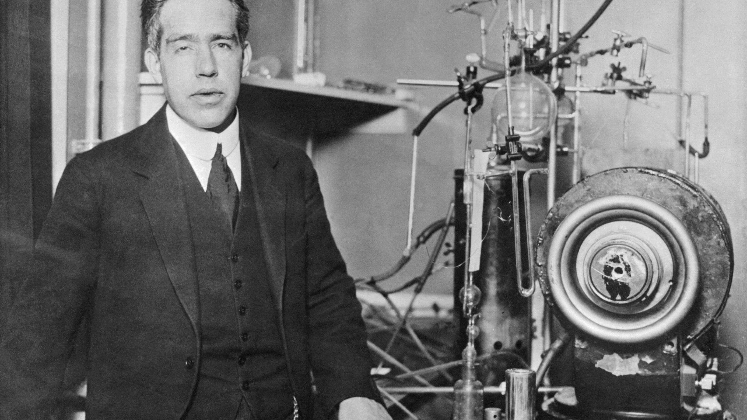 physicist-niels-bohr-514891628-5a6e41193418c60036a1ee35 - Nordik Simit